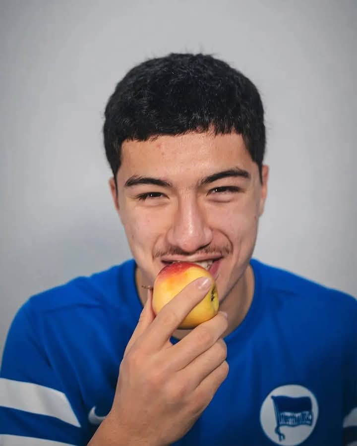 إبراهيم مازة في جلسة تصوير مرحة مع فريقه الالماني هيرتا برلين - Footalgeriedz